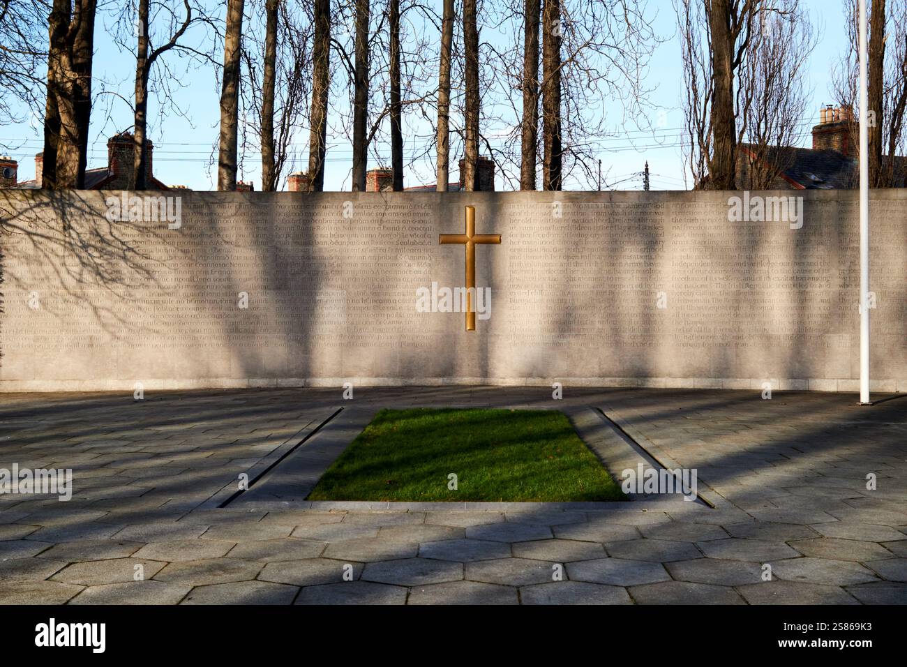 burial plot and graves of the 1916 martyrs and easter rising memorial ...