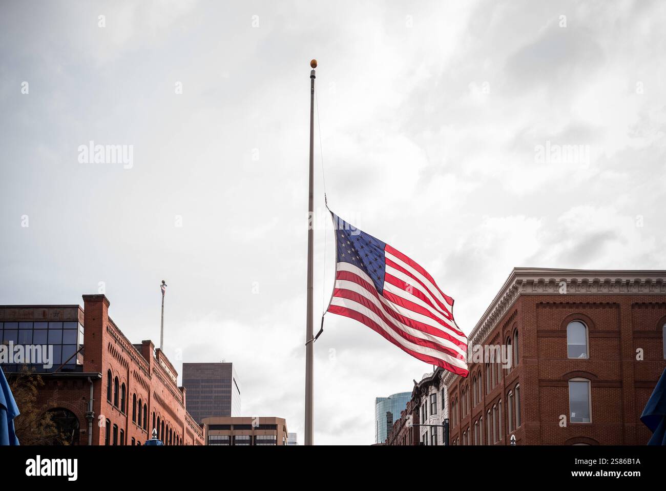 die im Wind wehende US Fahne vor der Union Station in Denver US Flagge ...