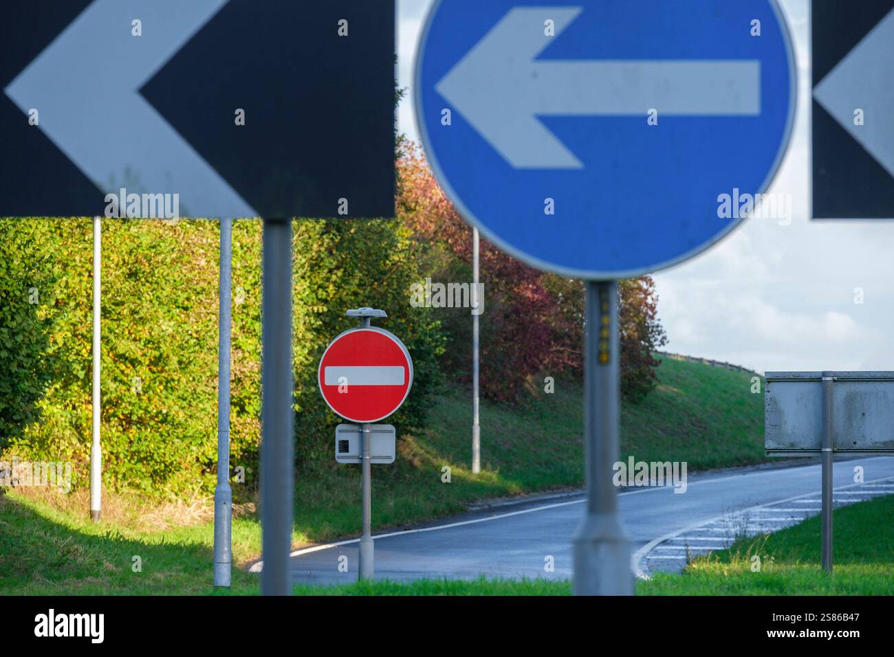 An empty slip road off of a highway with road signs Stock Photo - Alamy