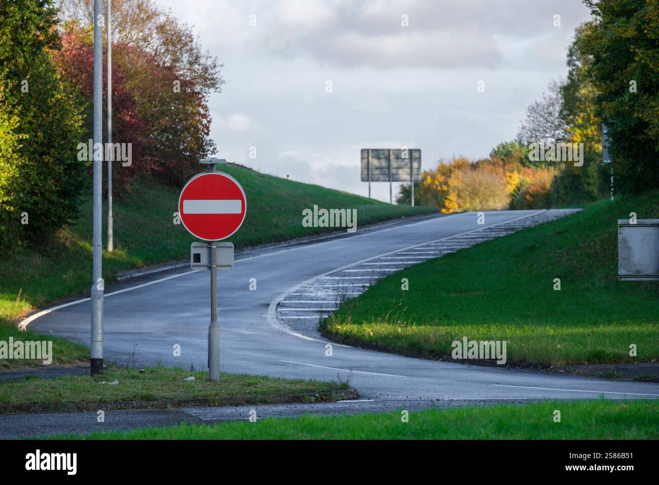 An empty slip road off of a highway with road signs Stock Photo - Alamy