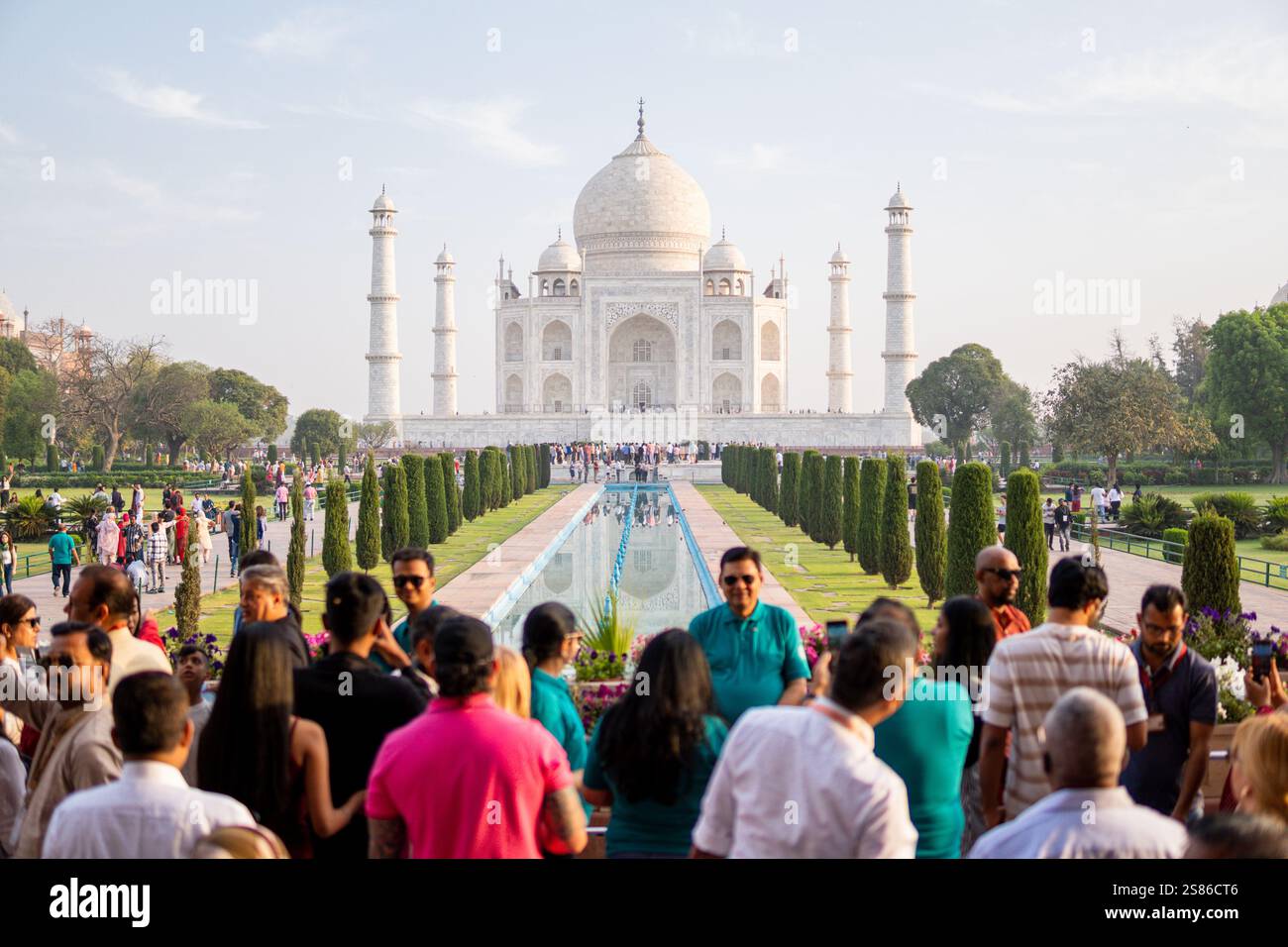 AGRA, INDIA - APRIL 4, 2024: crowd of tourists admiring the view over ...
