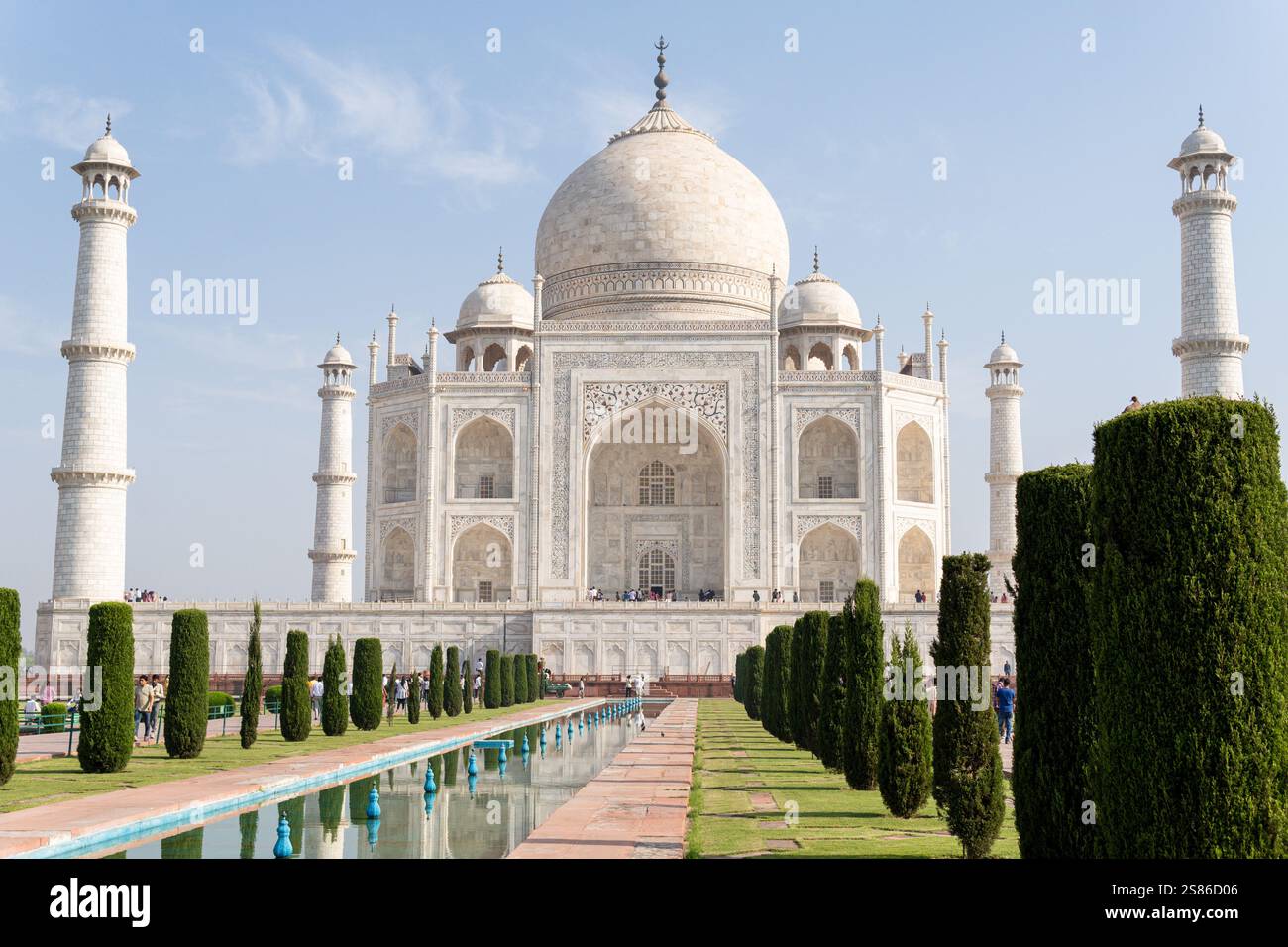 AGRA, INDIA - APRIL 4, 2024: crowd of tourists admiring the view over ...