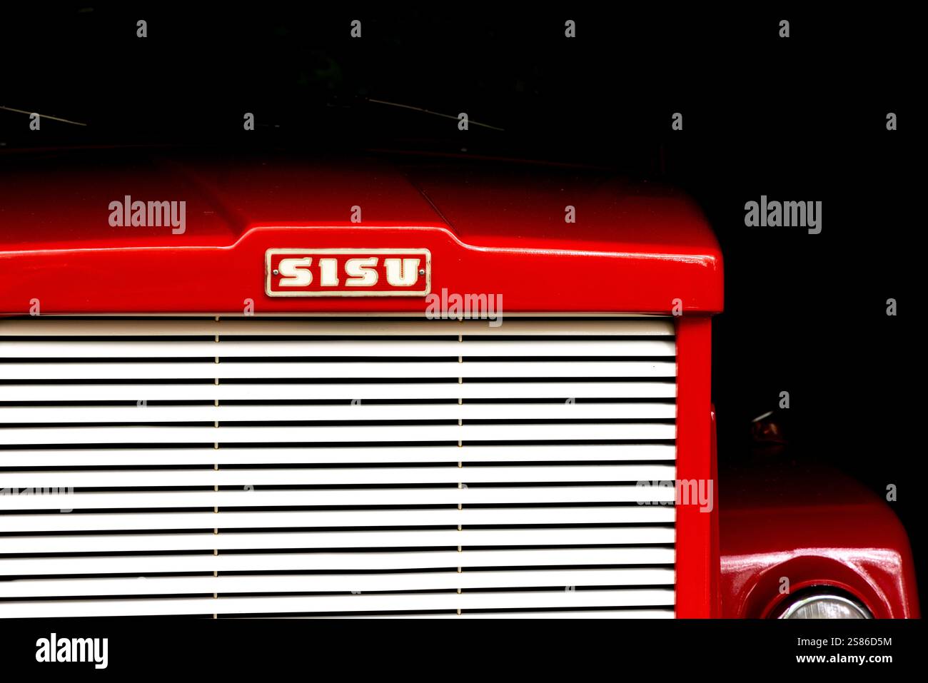 Well kept old red Jyry-Sisu R-series heavy truck in Raasepori ...