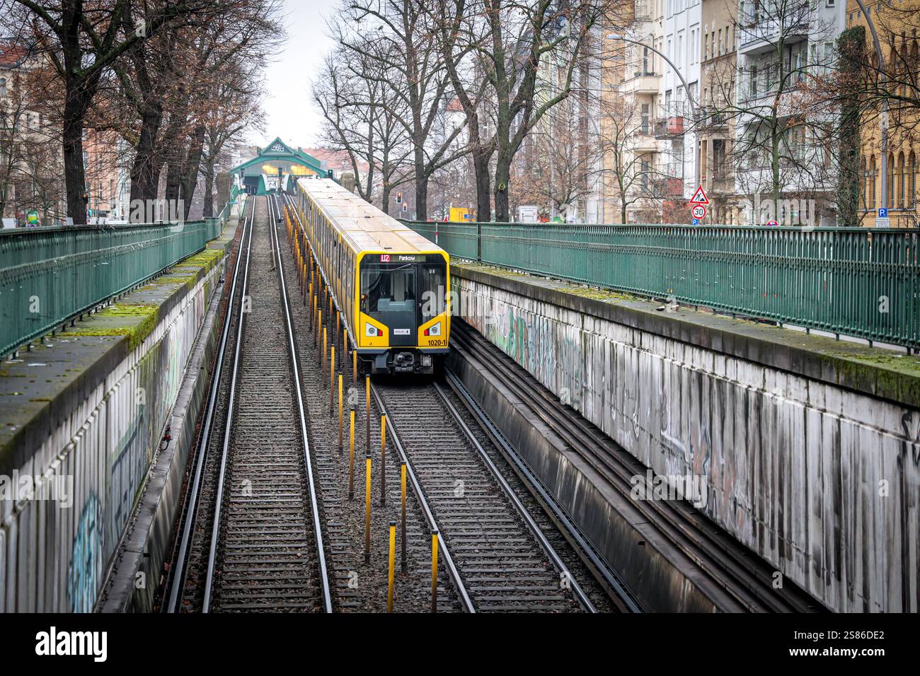 U-Bahn Zug U2 Pankow - Ruhleben der Berliner Verkehrsbetriebe BVG im ...