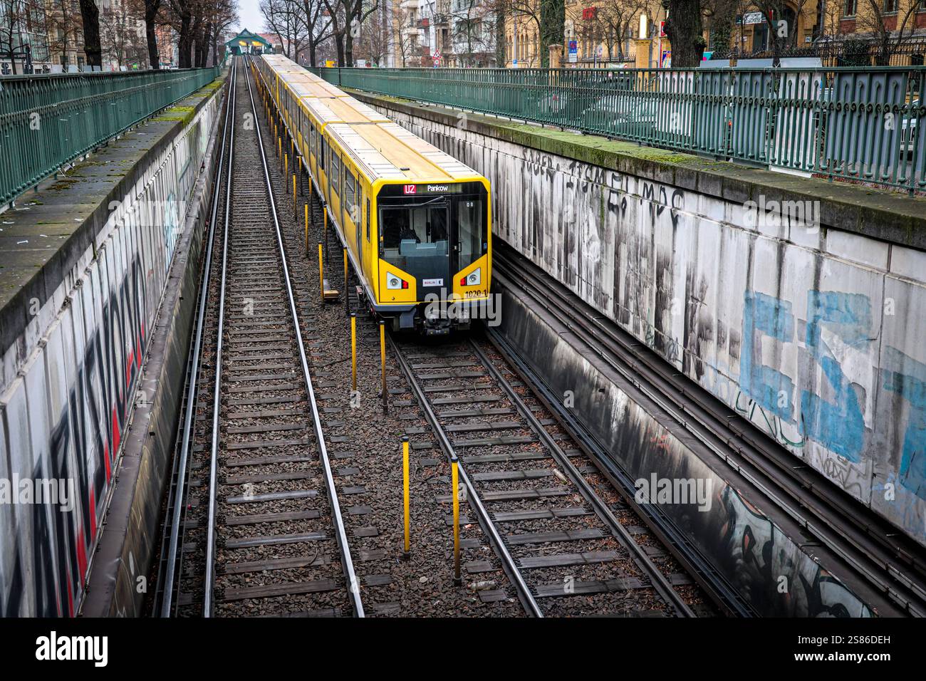 U-Bahn Zug U2 Pankow - Ruhleben der Berliner Verkehrsbetriebe BVG im ...