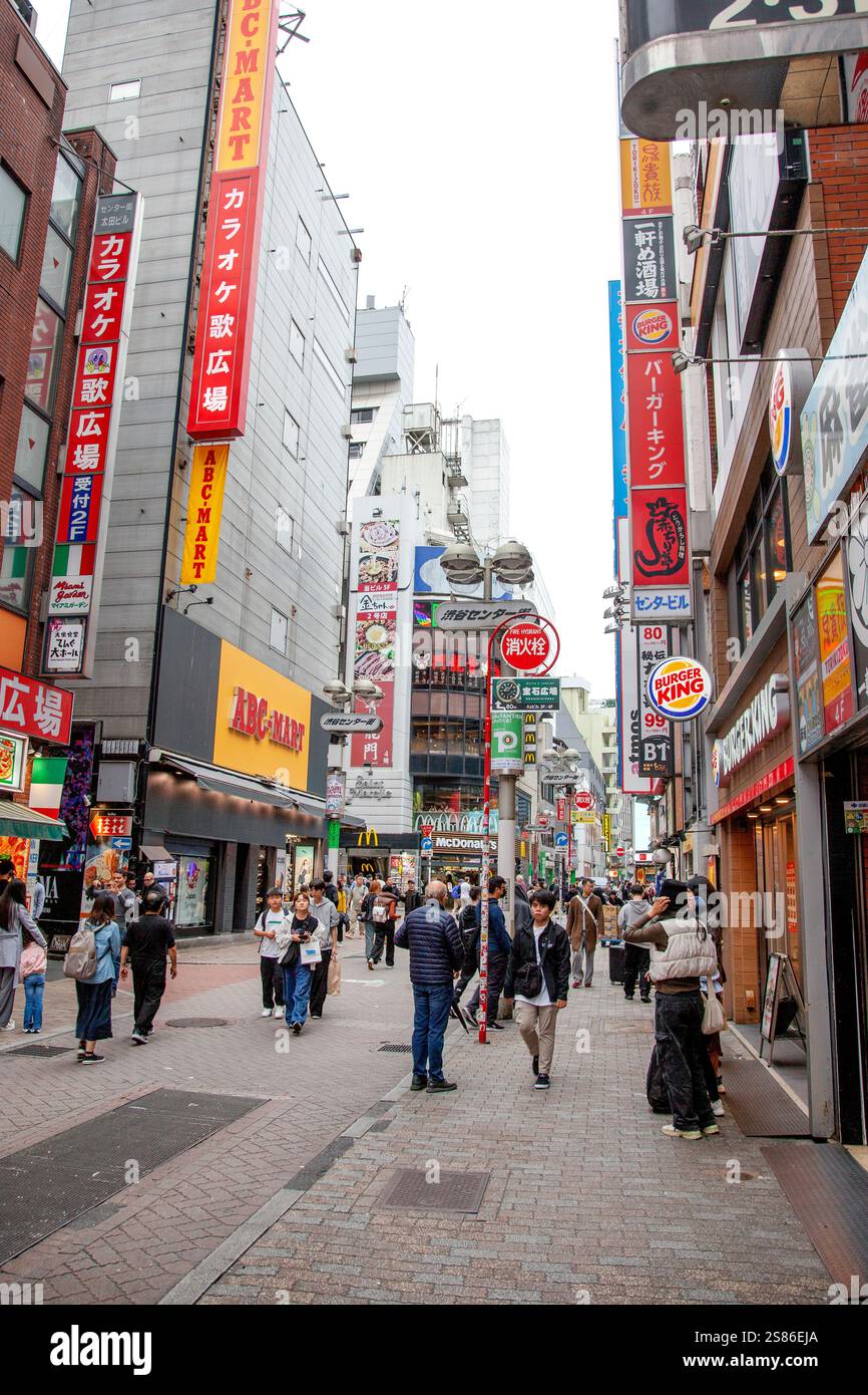 Crowded street scene in Shibuya shopping district in Tokyo, Japan with ...