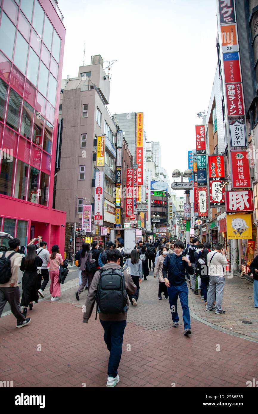 Crowded street scene in Shibuya shopping district in Tokyo, Japan with ...