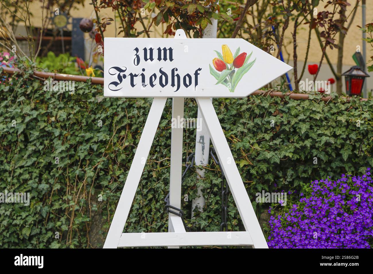 Goenningen tulip blossom, sign to the cemetery, painted tulips, flowers ...