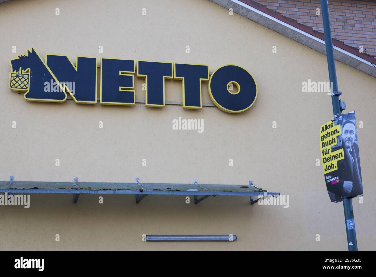 FDP election poster with the text Give everything. Also for your job ...