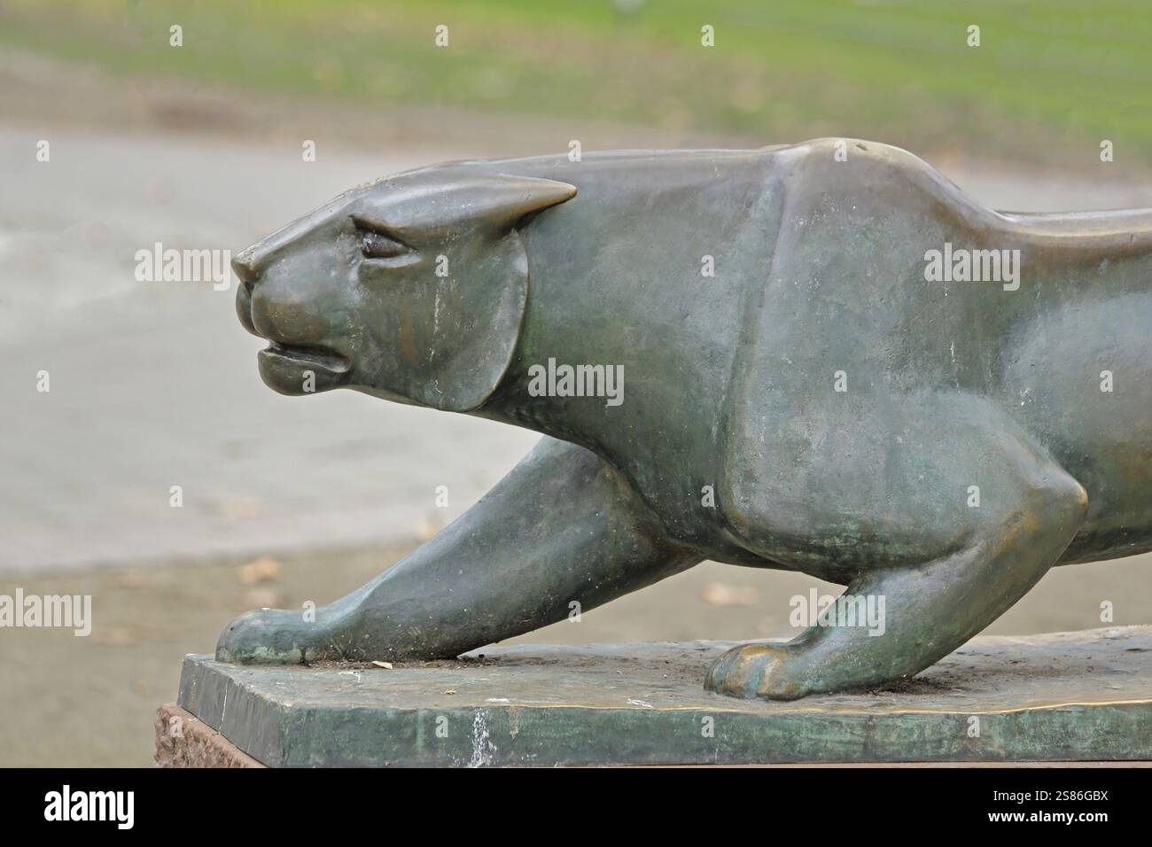 Sculpture The big tiger by Maria Ewel 1957, lion figure, creeping ...