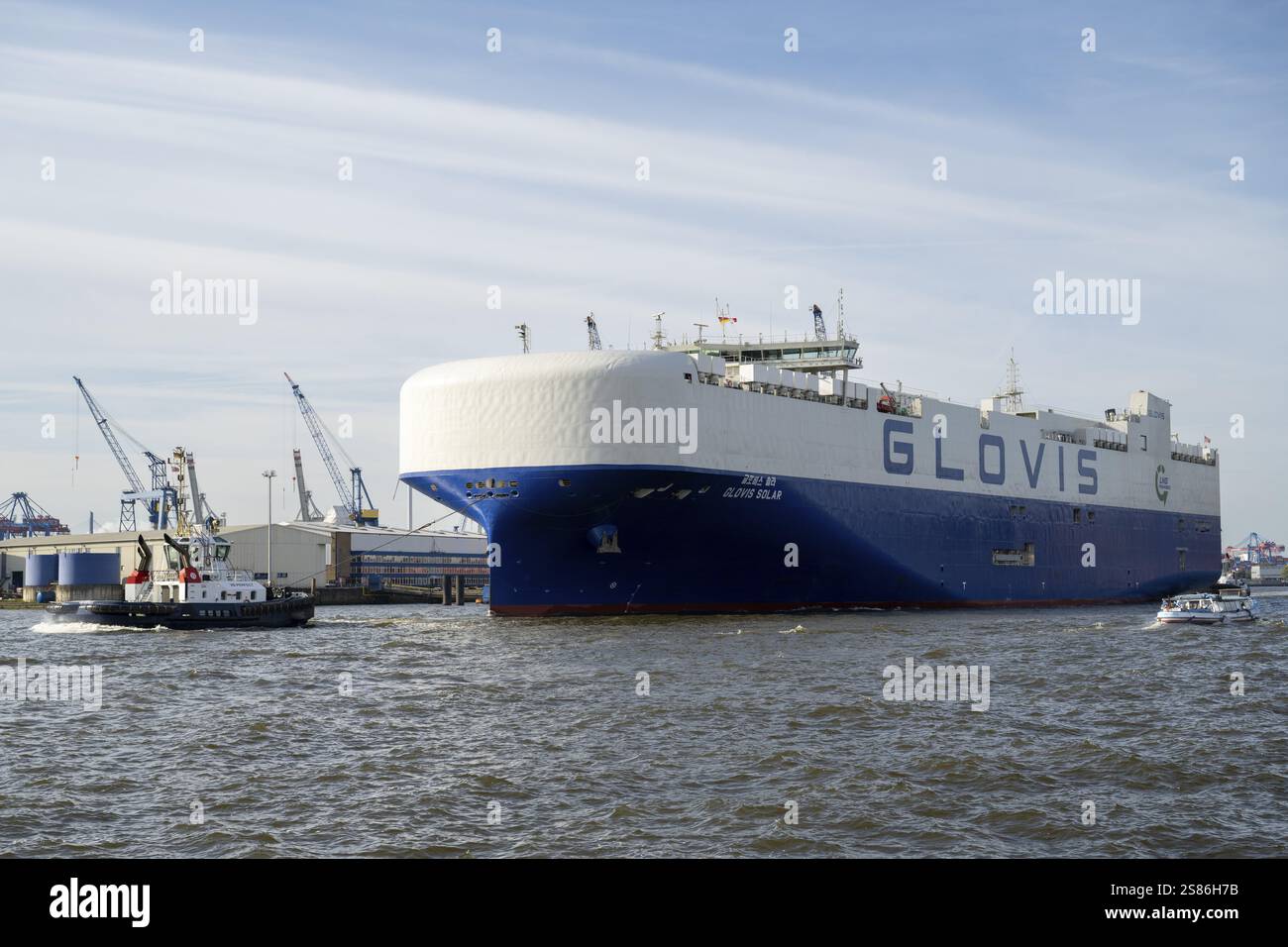 Pilot boat pulls Chinese ship Glovis into harbour, Glovis Solar ...