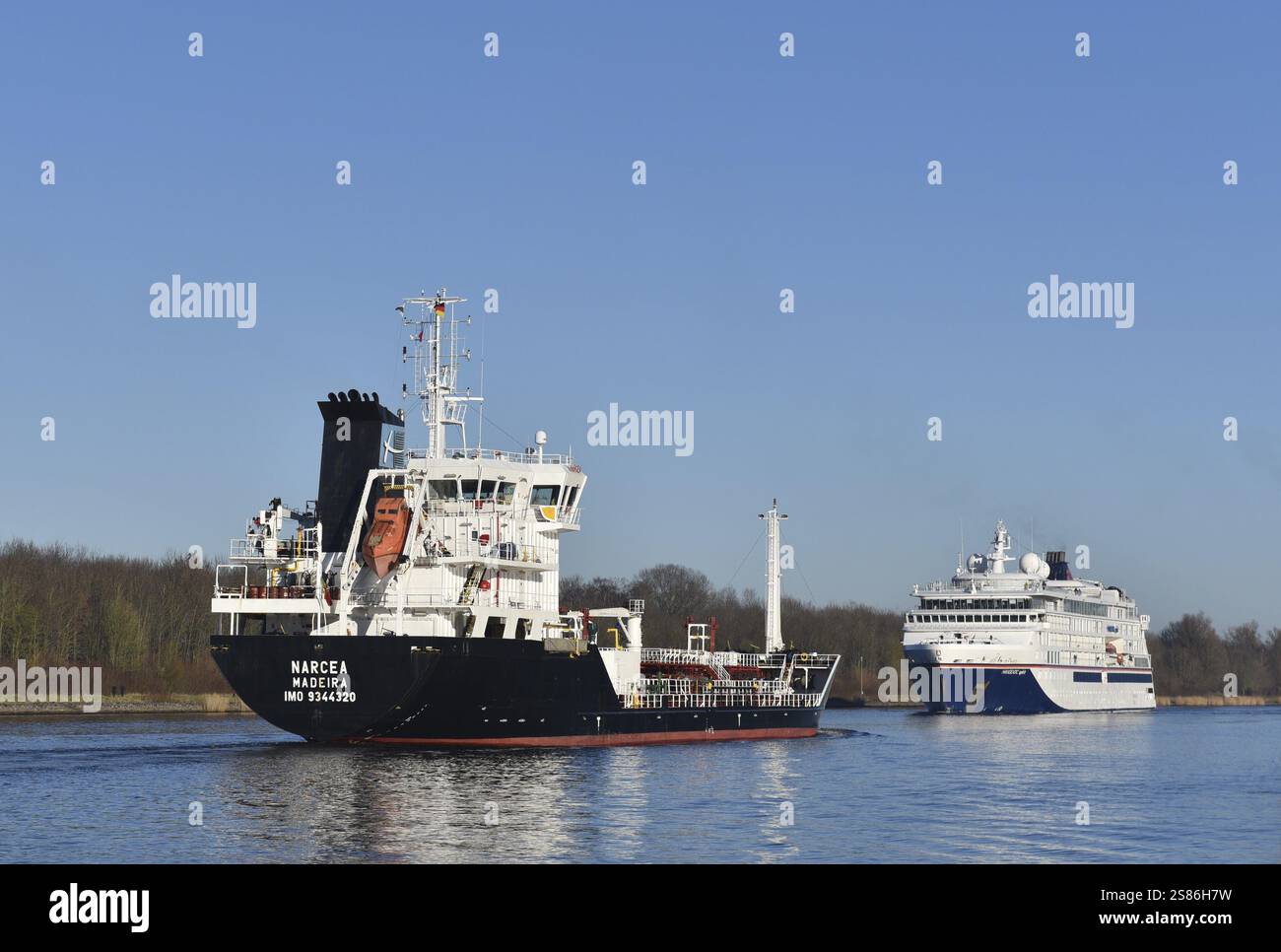 Cruise ship HANSEATIC spirit and tanker Narcea meet in the Kiel Canal ...