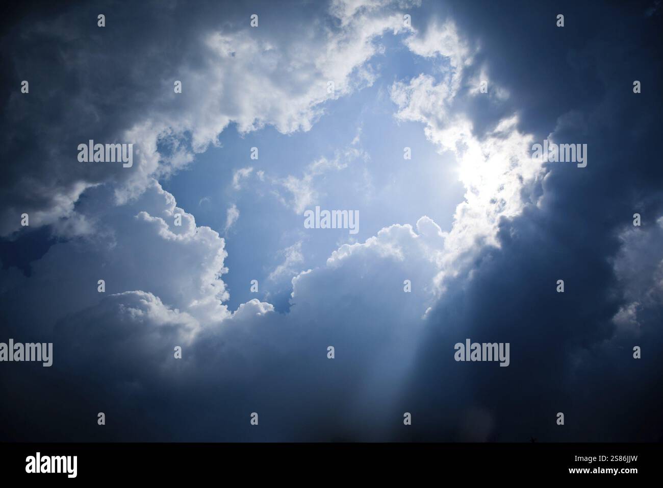 Sky dark suns rays hi-res stock photography and images - Alamy