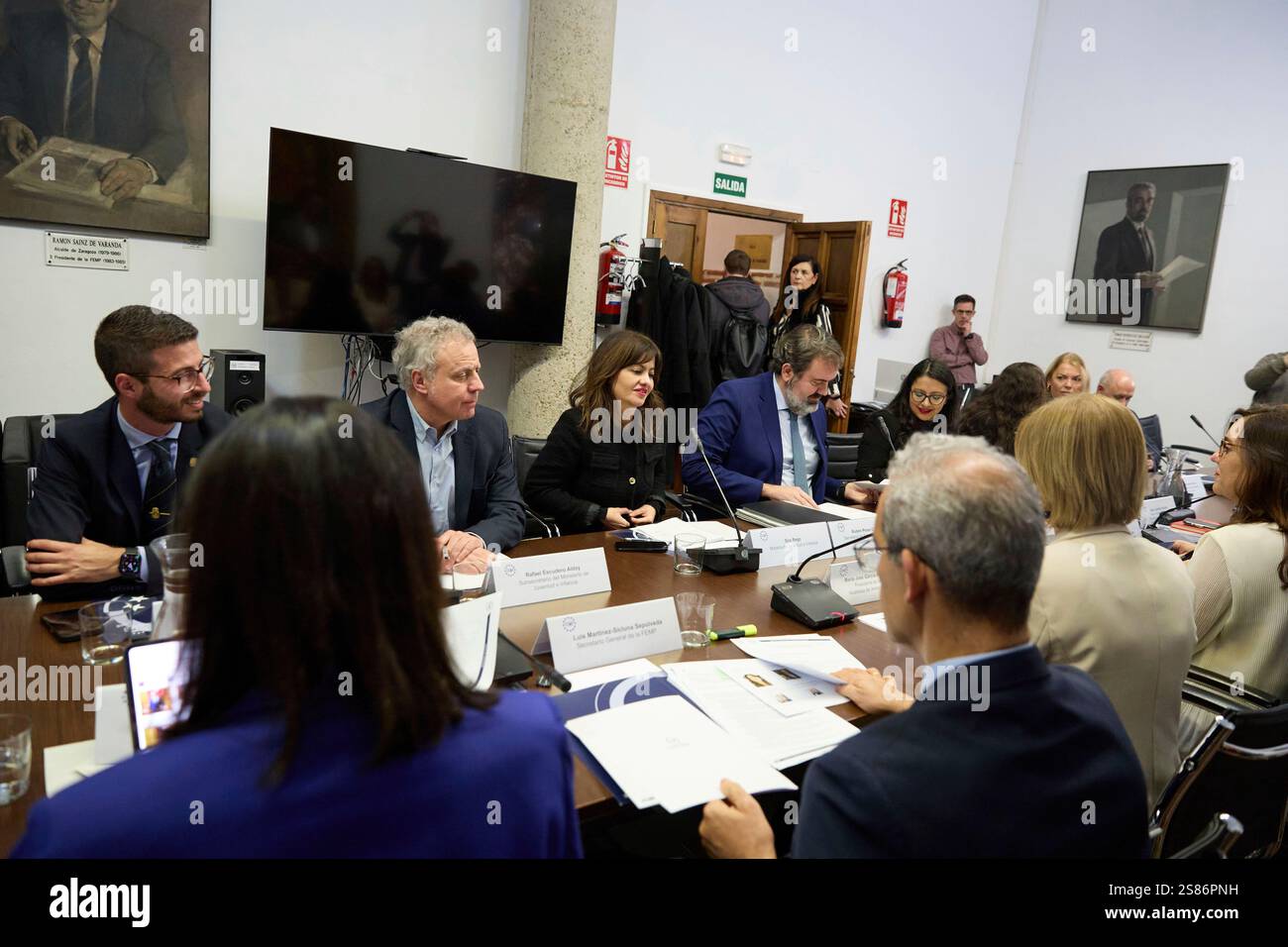 The Minister of Youth and Children, Sira Rego (3l), during a meeting ...