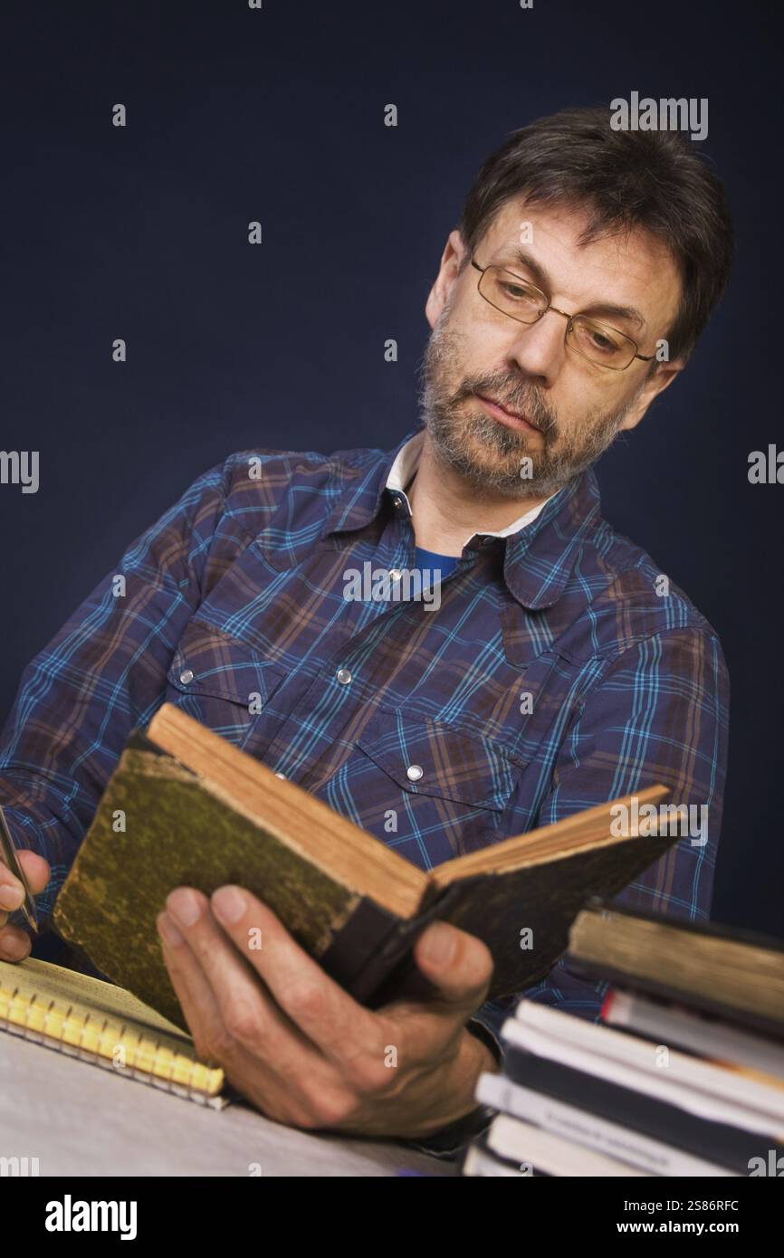Old man reads book hi-res stock photography and images - Alamy