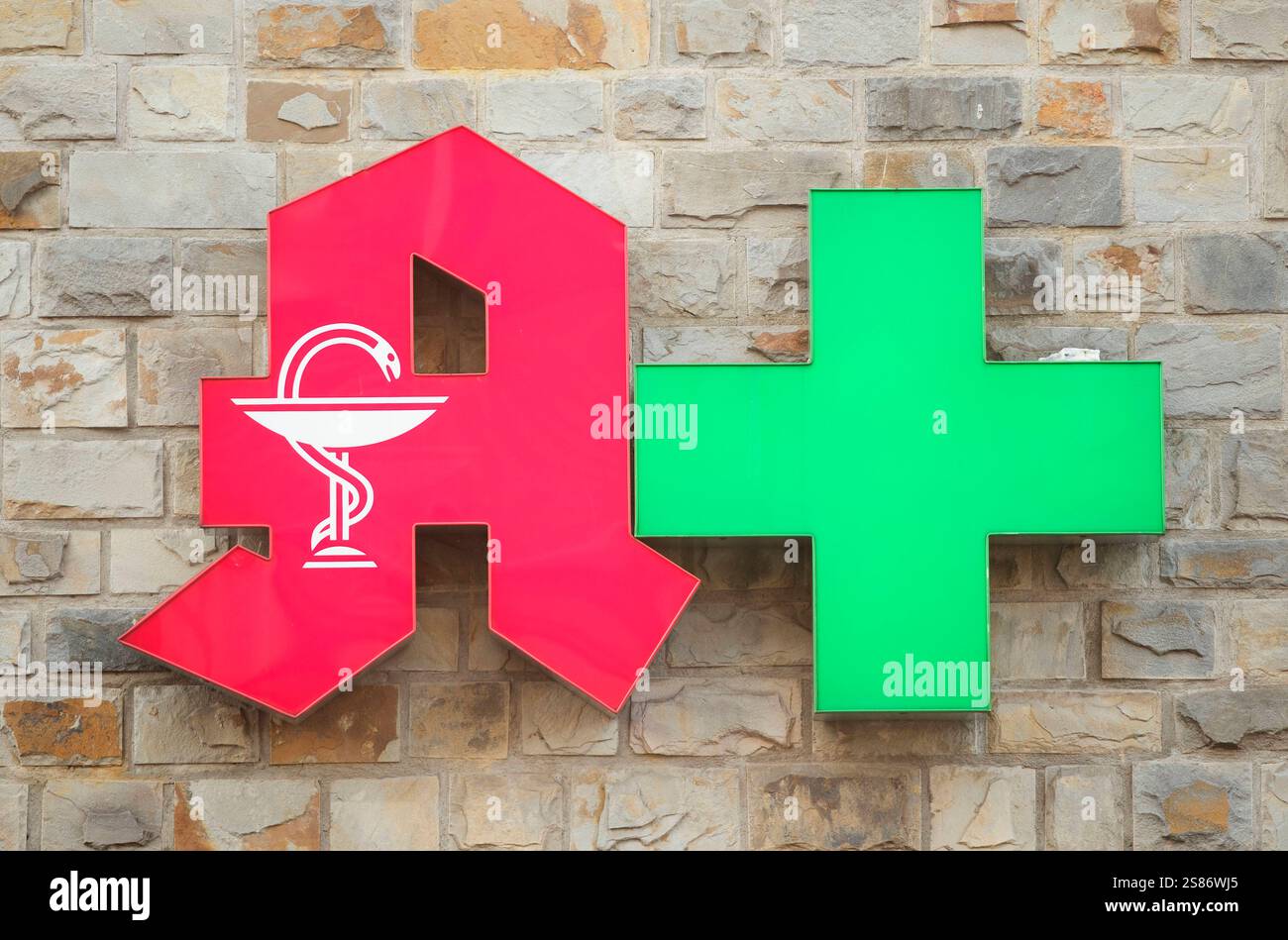 Apothekensymbol und grünes Kreuz an einer Apotheke in Begr. Gladbach ...