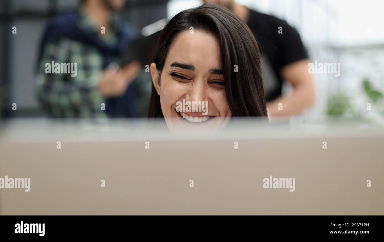 Woman concentrating she works hi-res stock photography and images - Alamy
