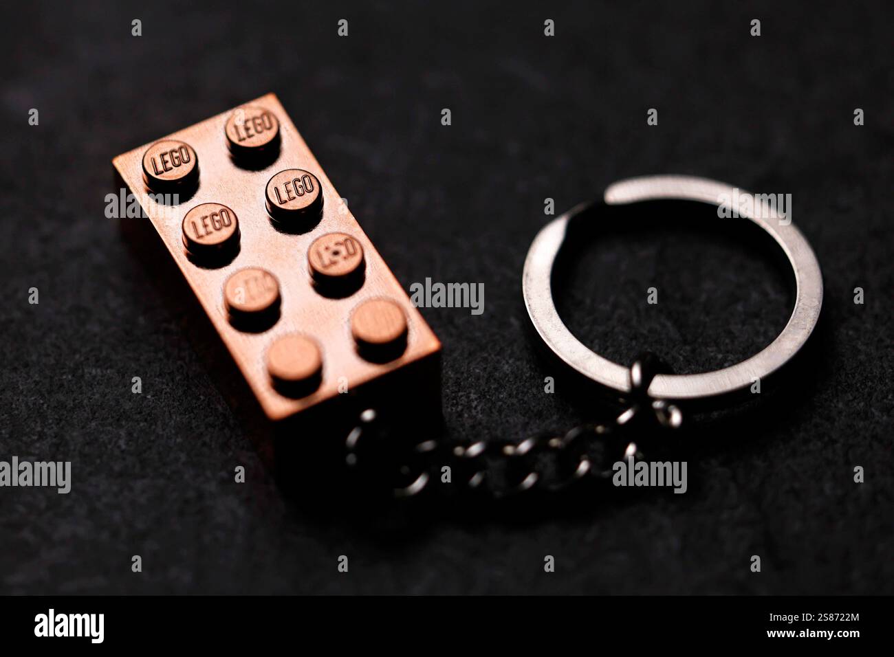 Das Logo des Klemmbaustein-Herstellers Lego auf einem Bronze-Legostein ...