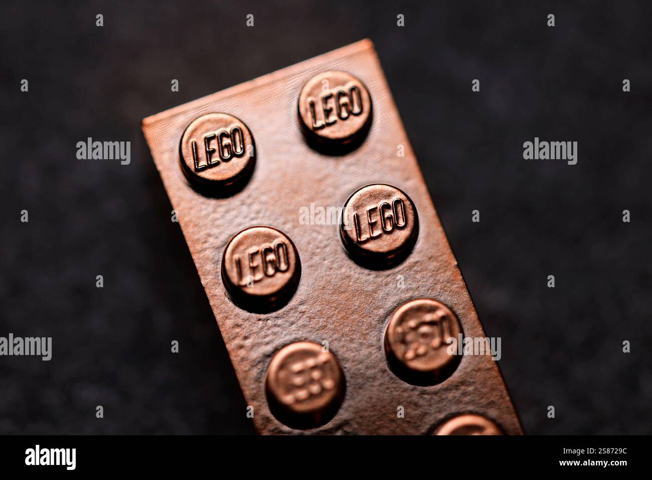 Das Logo des Klemmbaustein-Herstellers Lego auf einem Bronze-Legostein ...