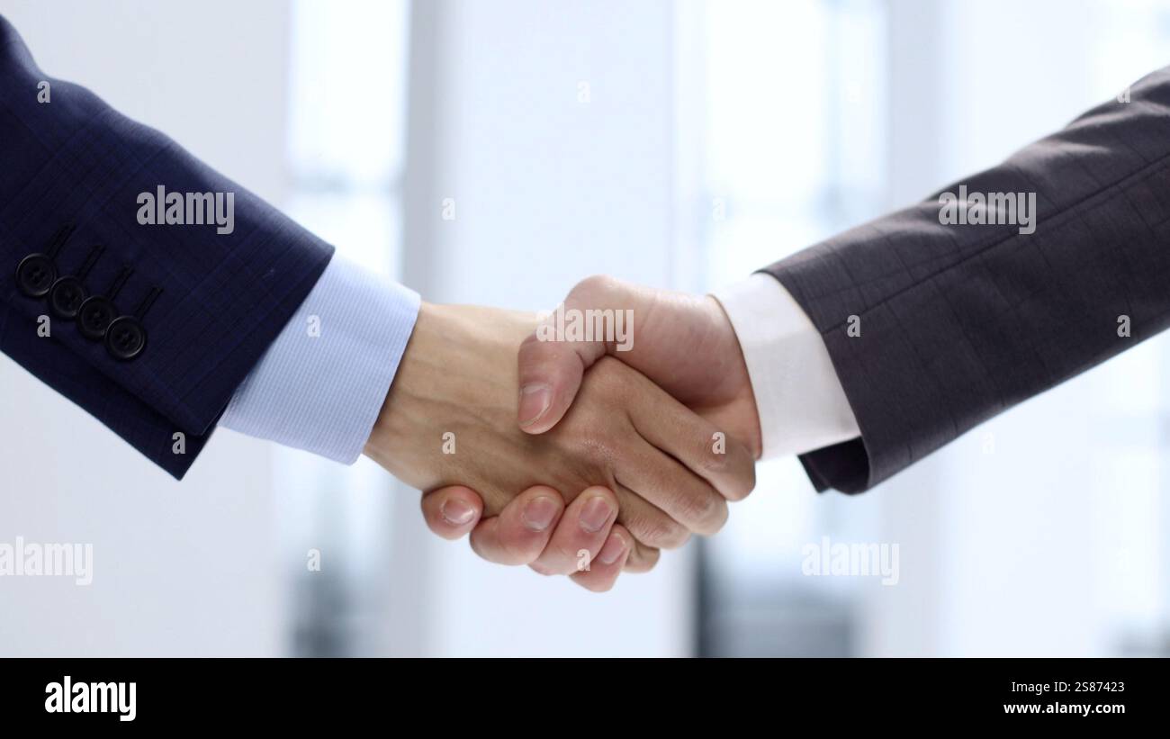 Handshake, agreement after the transaction Stock Photo - Alamy