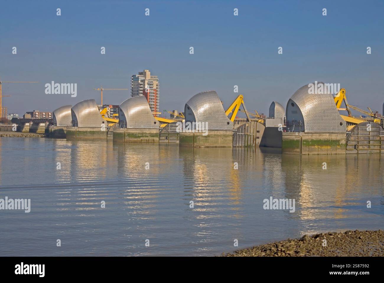 the thames barrier flood defence system protecting london from flooding ...