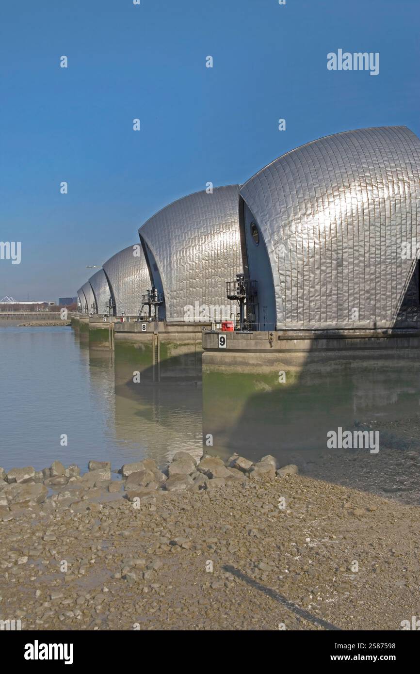 thames barrier flood defence system protecting london from flooding ...