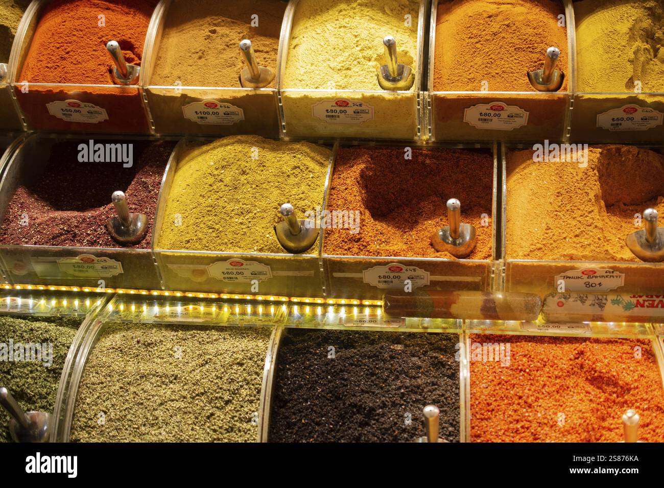 Oriental colorful spices in a traditional Turkish Spice Bazaar Stock ...