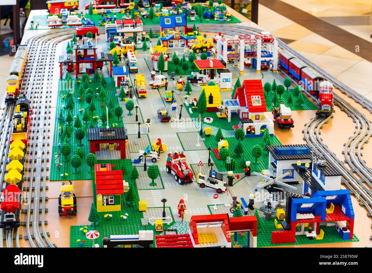 LEGO Legoland town with houses, cars, vehicles, train from 1980s on ...