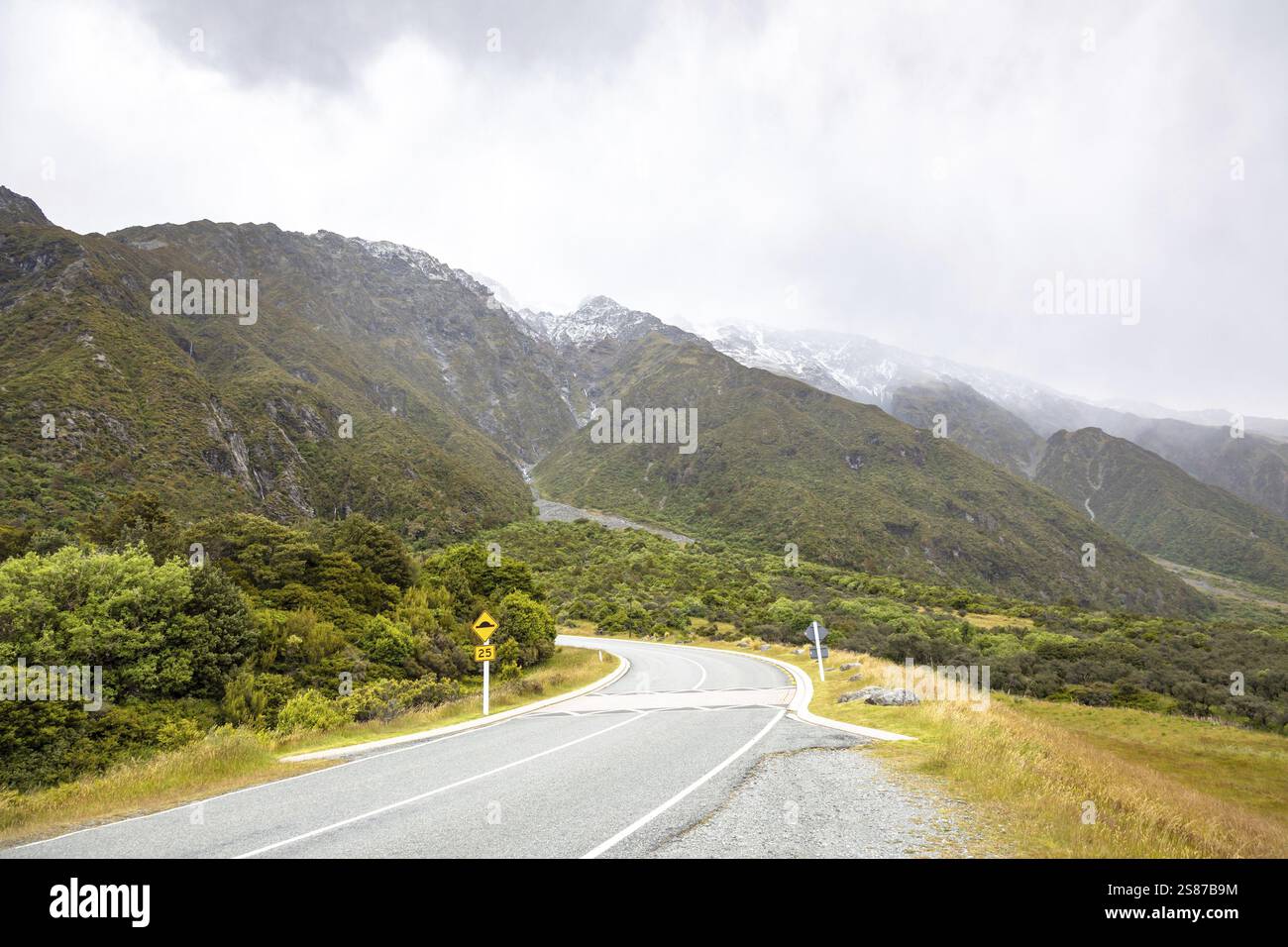 An image of a road to horizon New Zealand south island Stock Photo - Alamy