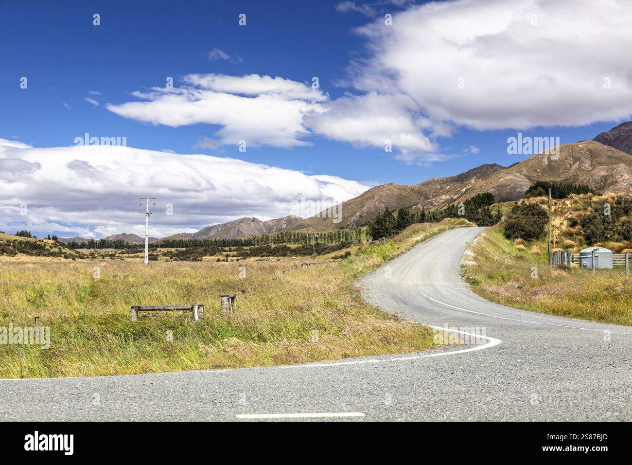 An image of a road to horizon New Zealand south island Stock Photo - Alamy
