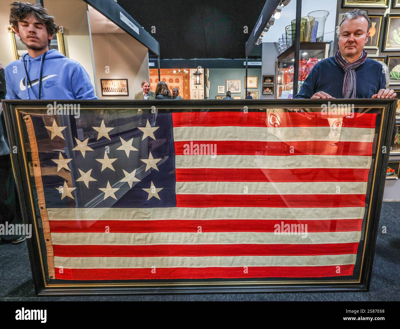 13 starts american flag hi-res stock photography and images - Alamy