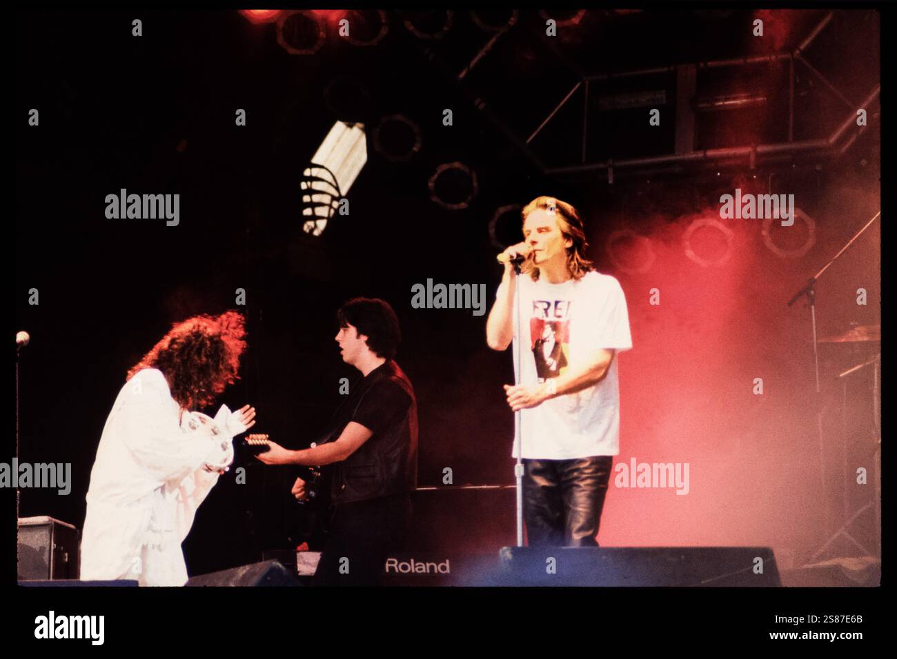 DEACON BLUE, PYRAMID STAGE, GLASTONBURY 1990: Ricky Ross of Deacon Blue ...