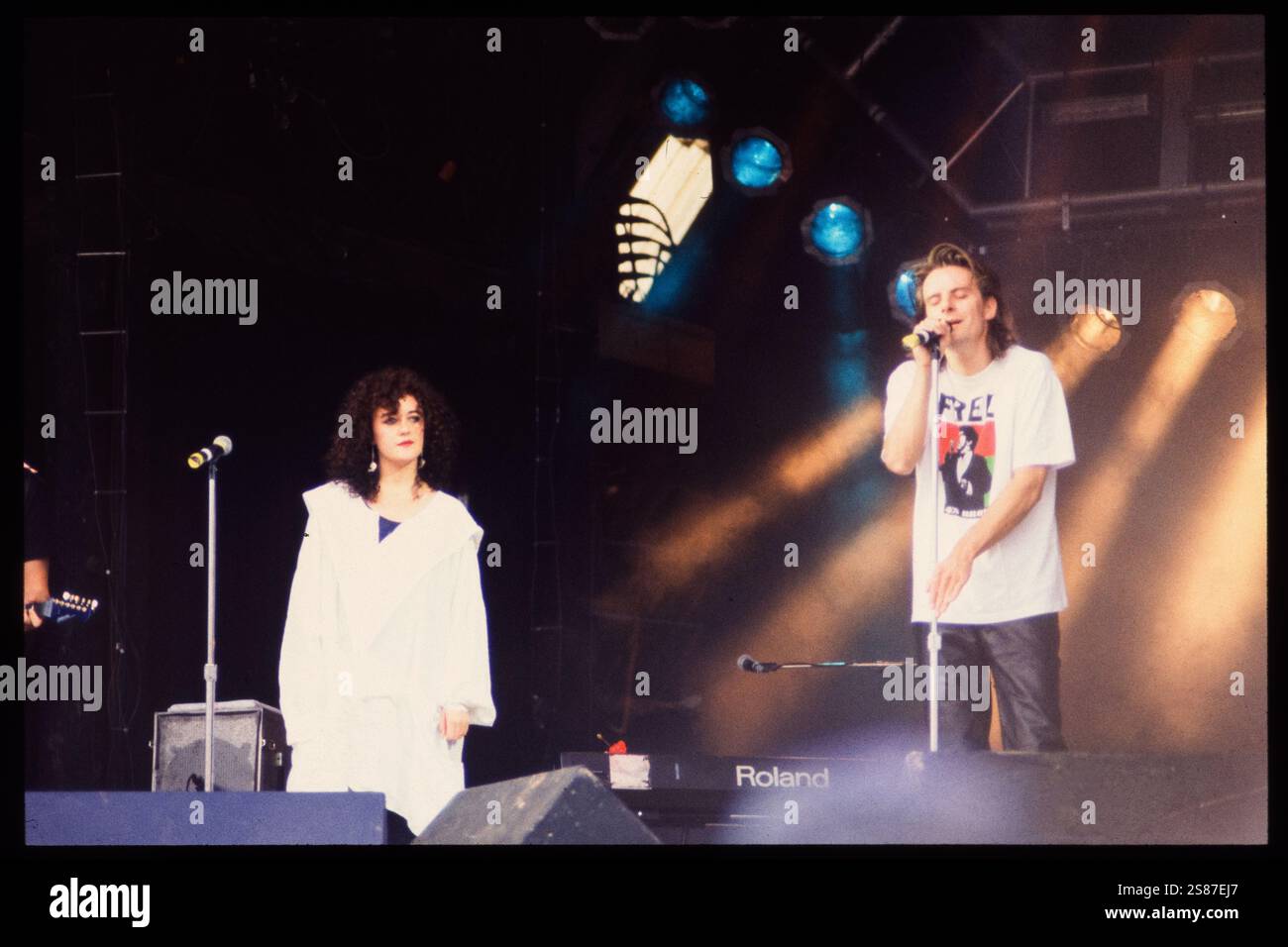 DEACON BLUE, PYRAMID STAGE, GLASTONBURY 1990: Ricky Ross and Lorraine ...