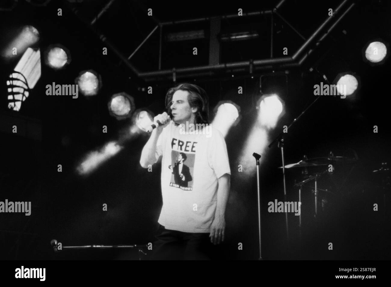 DEACON BLUE, PYRAMID STAGE, GLASTONBURY 1990: Ricky Ross of Deacon Blue ...