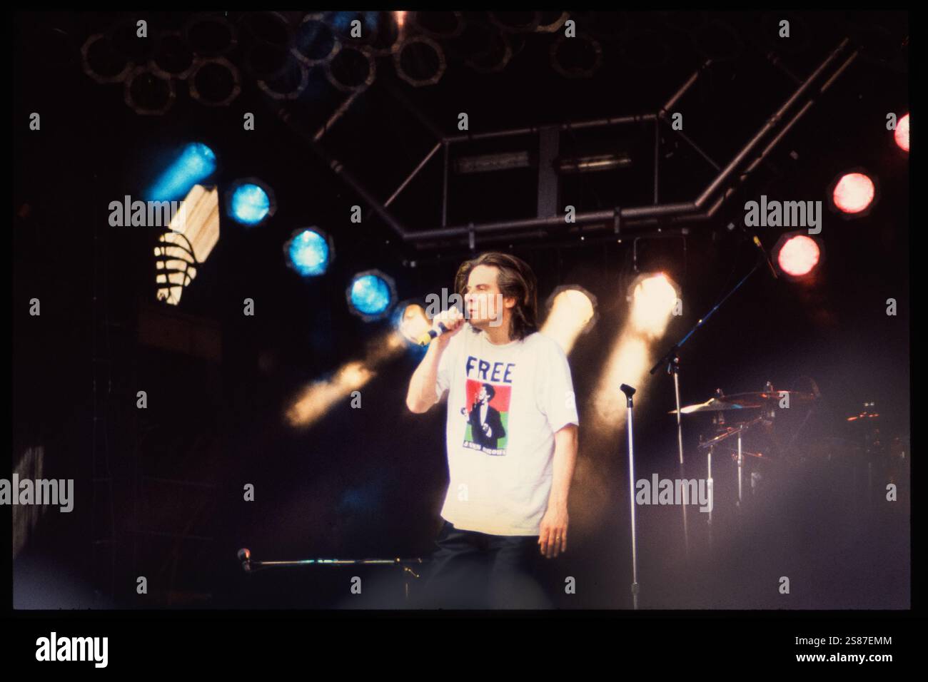 DEACON BLUE, PYRAMID STAGE, GLASTONBURY 1990: Ricky Ross of Deacon Blue ...