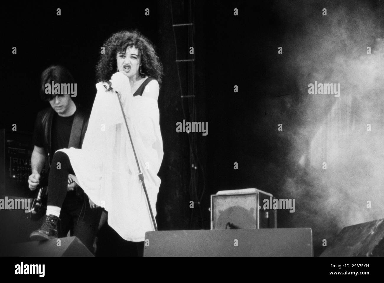 DEACON BLUE, PYRAMID STAGE, GLASTONBURY 1990: Lorraine McIntosh and ...
