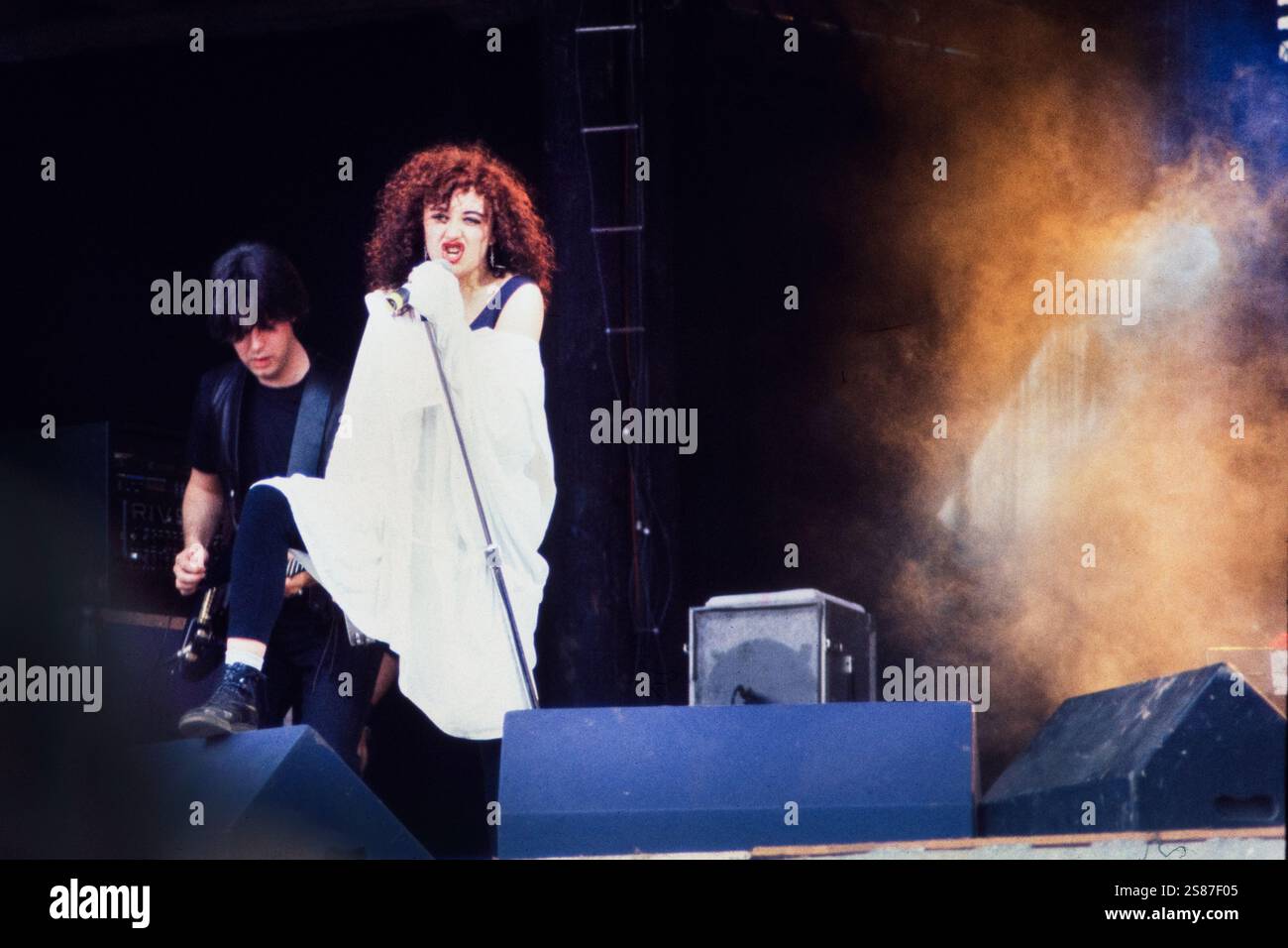 DEACON BLUE, PYRAMID STAGE, GLASTONBURY 1990: Lorraine McIntosh and ...