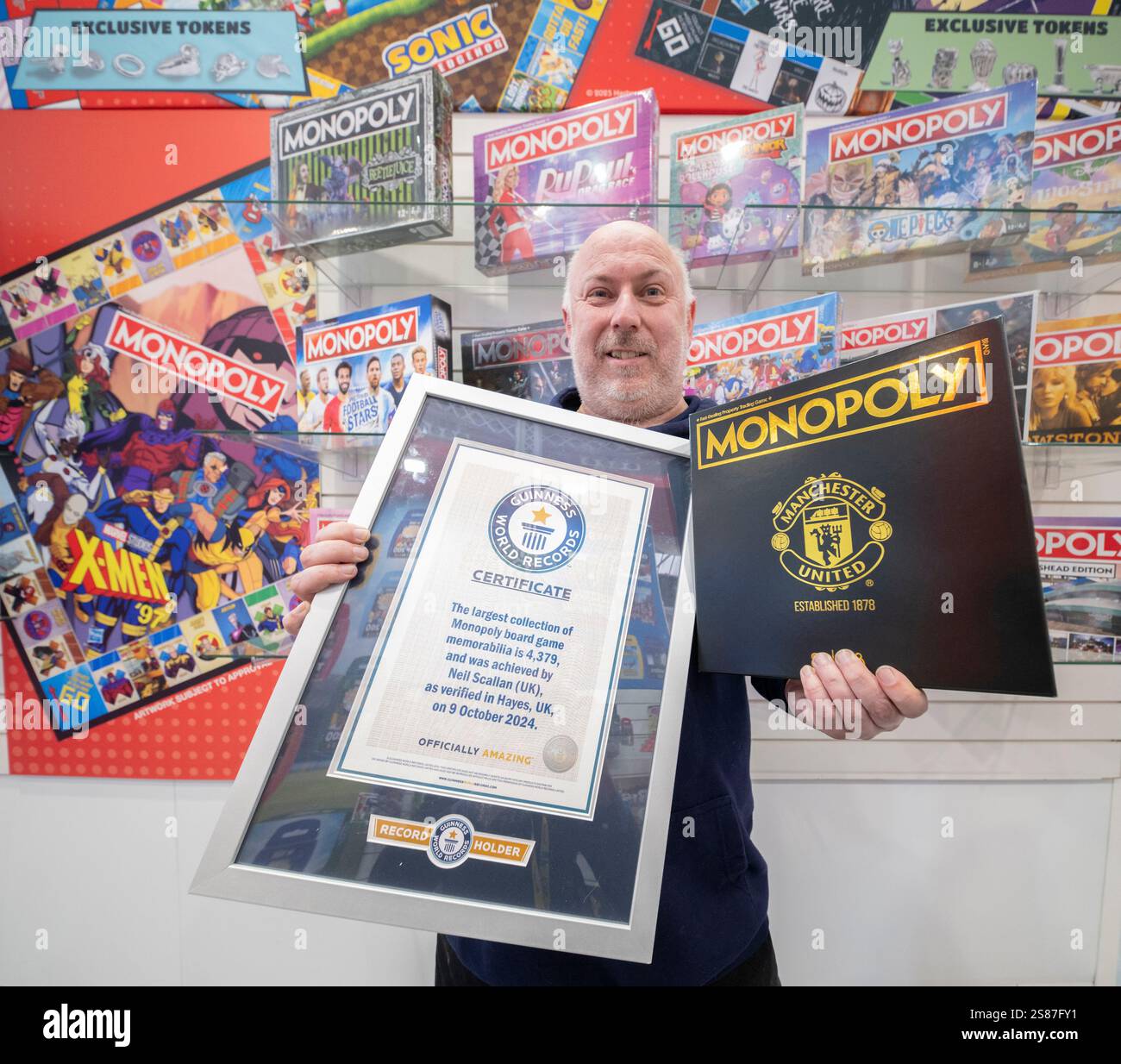Guinness world records board game hi-res stock photography and images ...