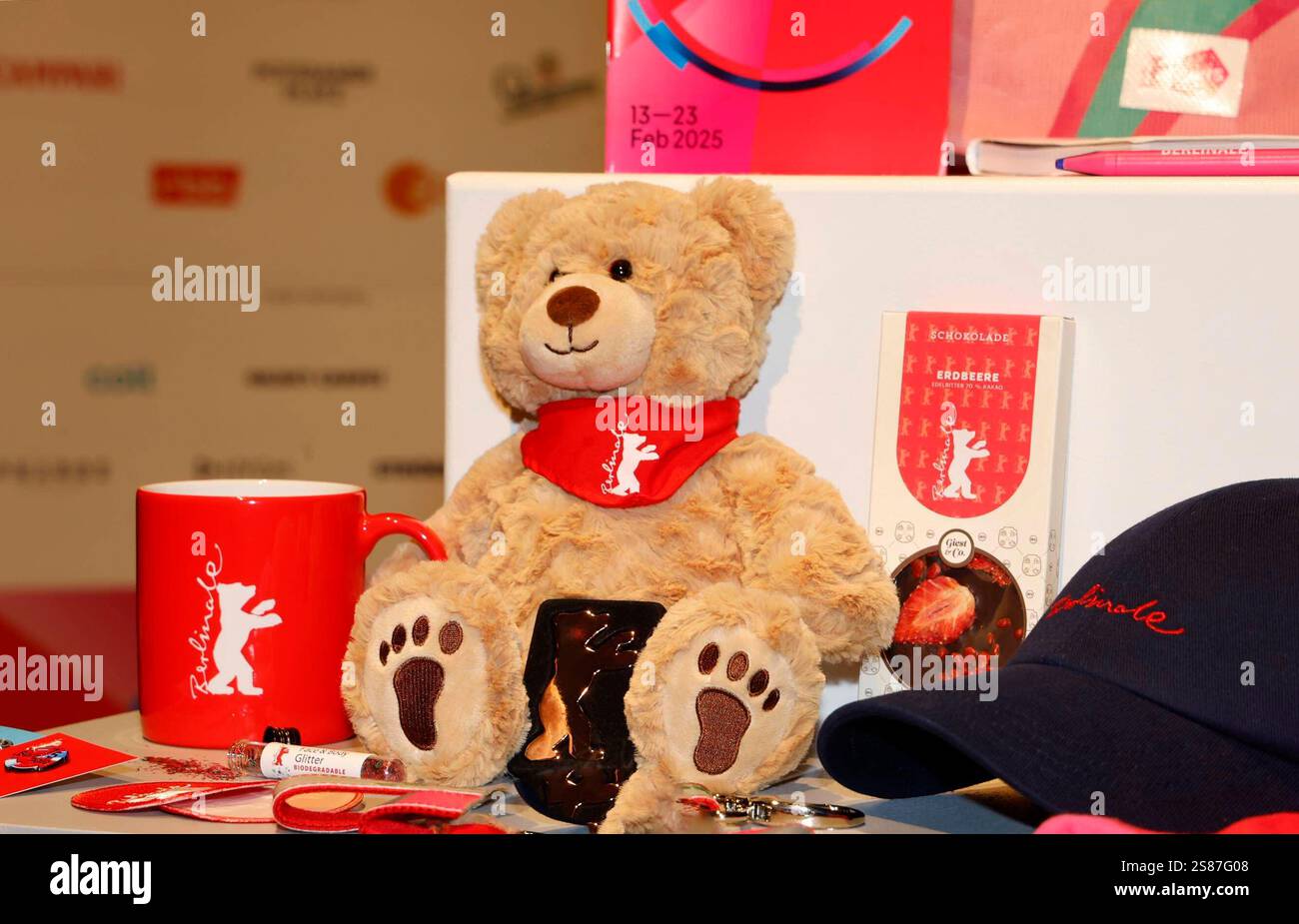 Vorstellung der Merchandise-Artikel bei der Programm-Pressekonferenz ...