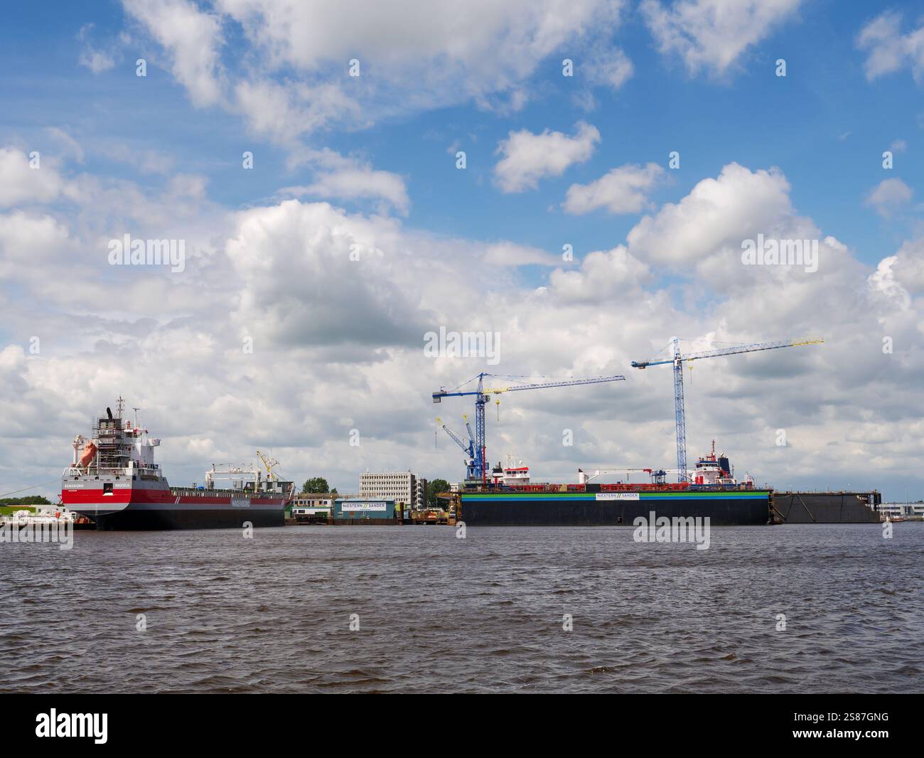 Shipyard with cargo ship in the Handelshaven, the Trading Harbour, of ...