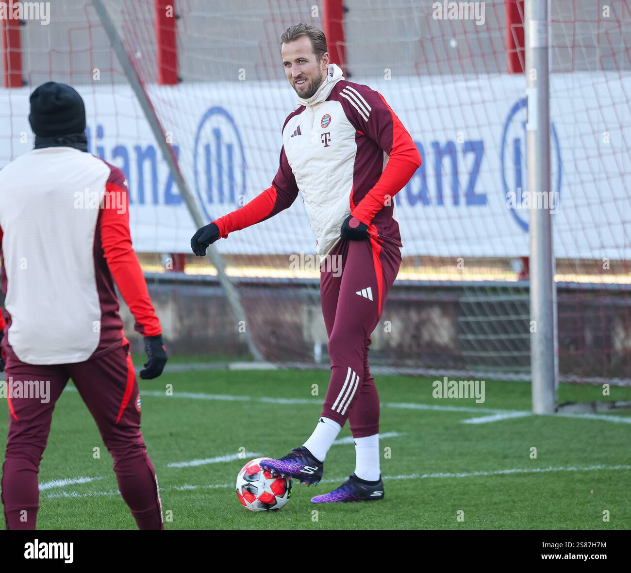 Harry Kane (FC Bayern Muenchen, #09) mit Ball beim Training, GER ...