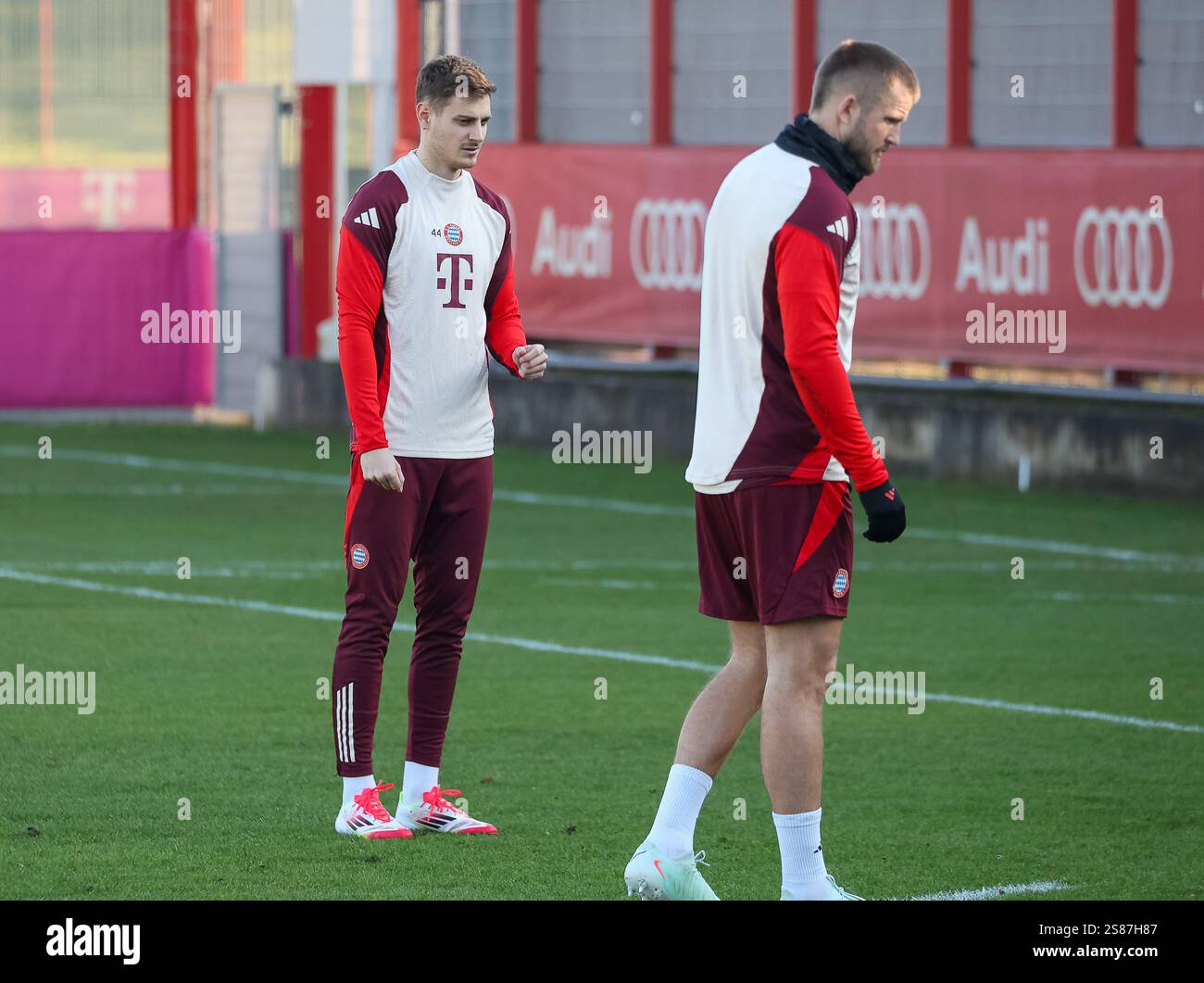Josip Stanisic (FC Bayern Muenchen, #44) mit Eric Dier (FC Bayern ...