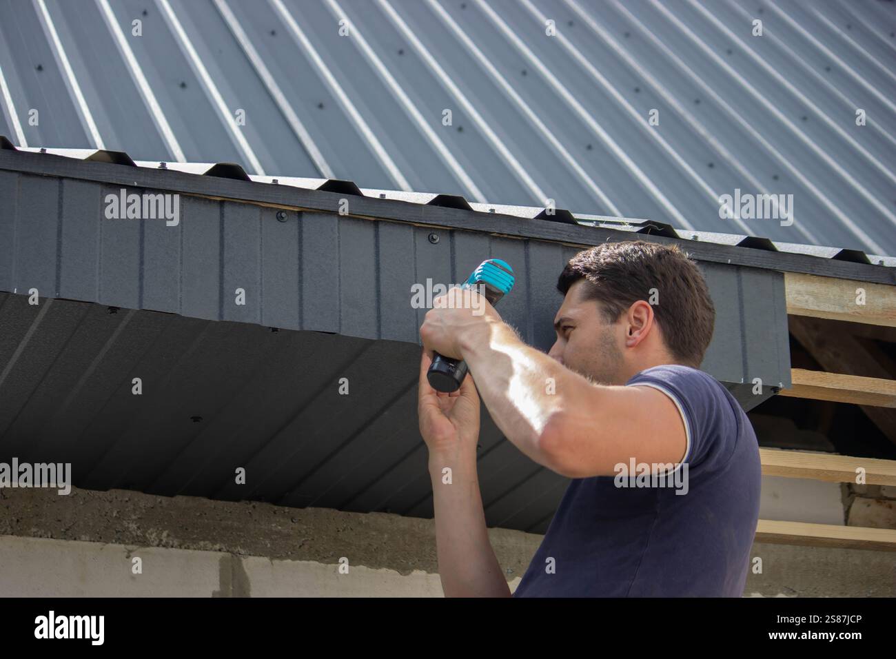 Working process installing metal hi-res stock photography and images - Alamy