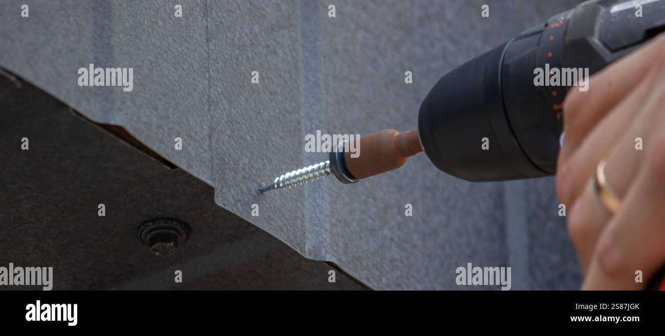 Installing roof hi-res stock photography and images - Alamy