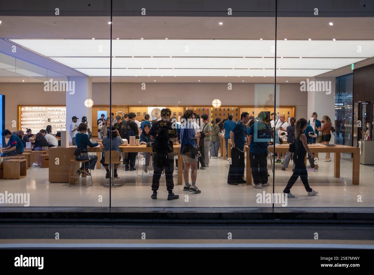 Apple store in kyoto hi-res stock photography and images - Alamy