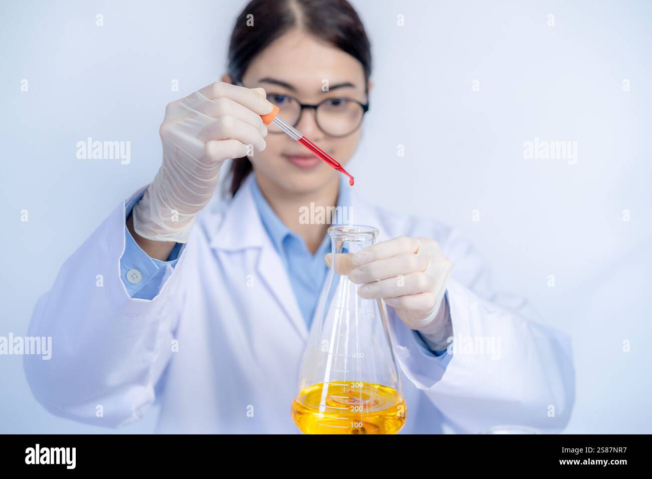 Female scientist examining test hi-res stock photography and images - Alamy