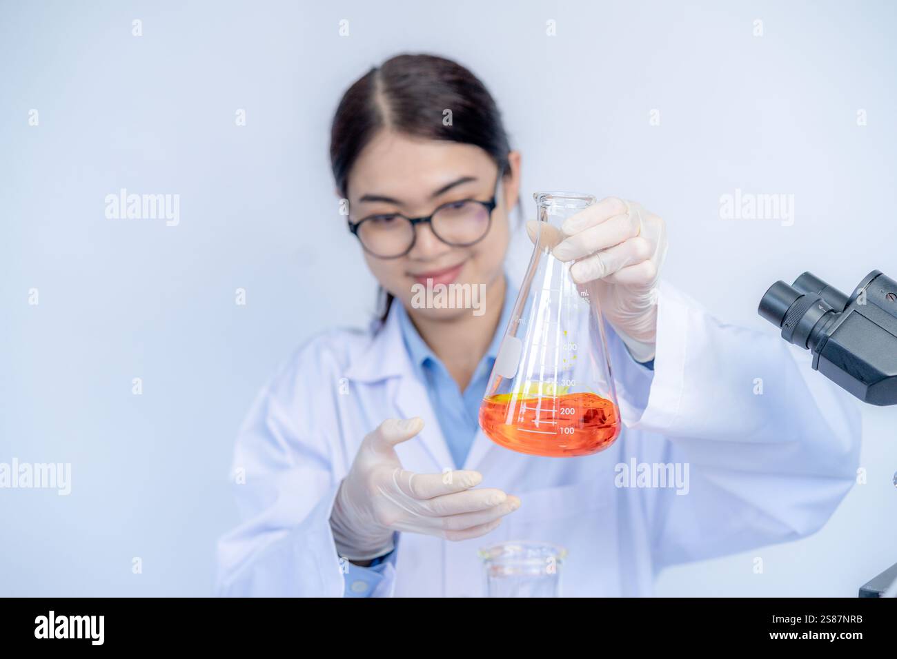Female scientist examining test hi-res stock photography and images - Alamy