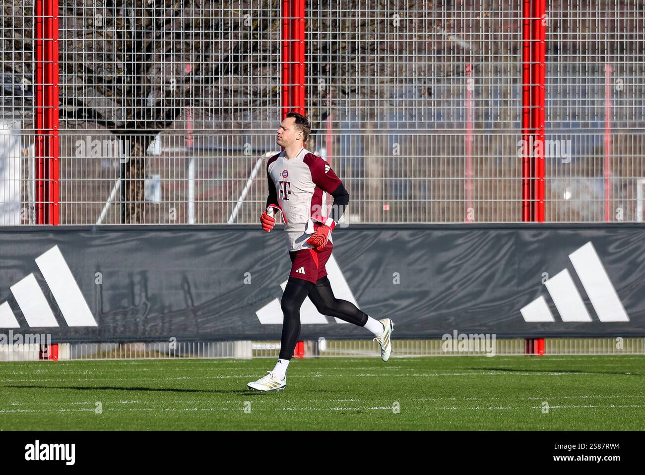 Manuel Neuer (FC Bayern Muenchen, #01) beim Laufen, GER ...