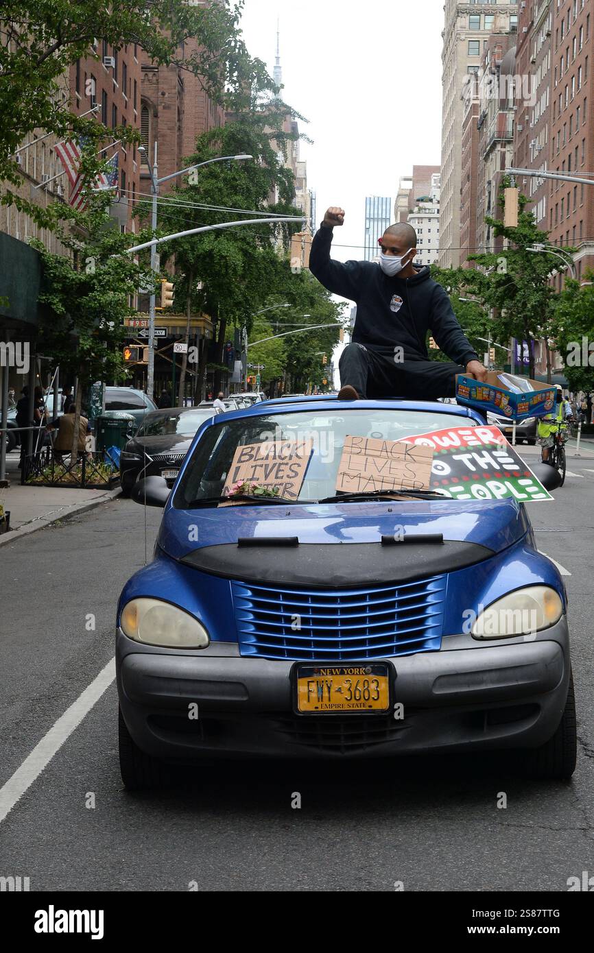 Protesters march on Fifth Avenue from Washington Square Park to Union ...