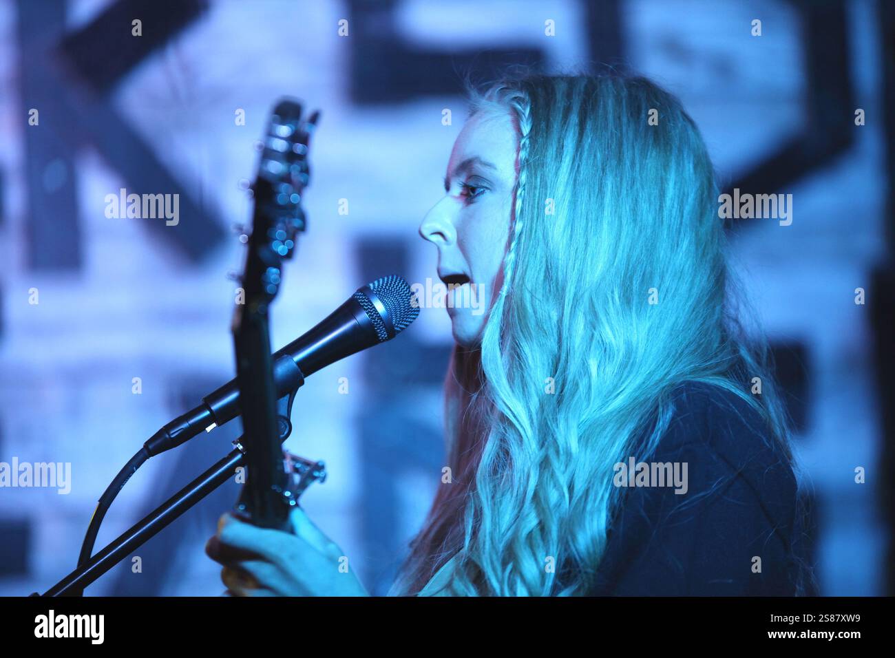 Lucy Shaw performing at Joe Joe Jims Bar in South Birmingham Stock Photo - Alamy